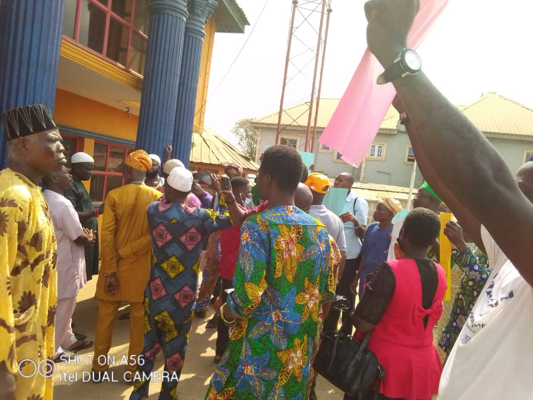 Iju ACDC members protest to IBEDC with placards - OtaNEWS